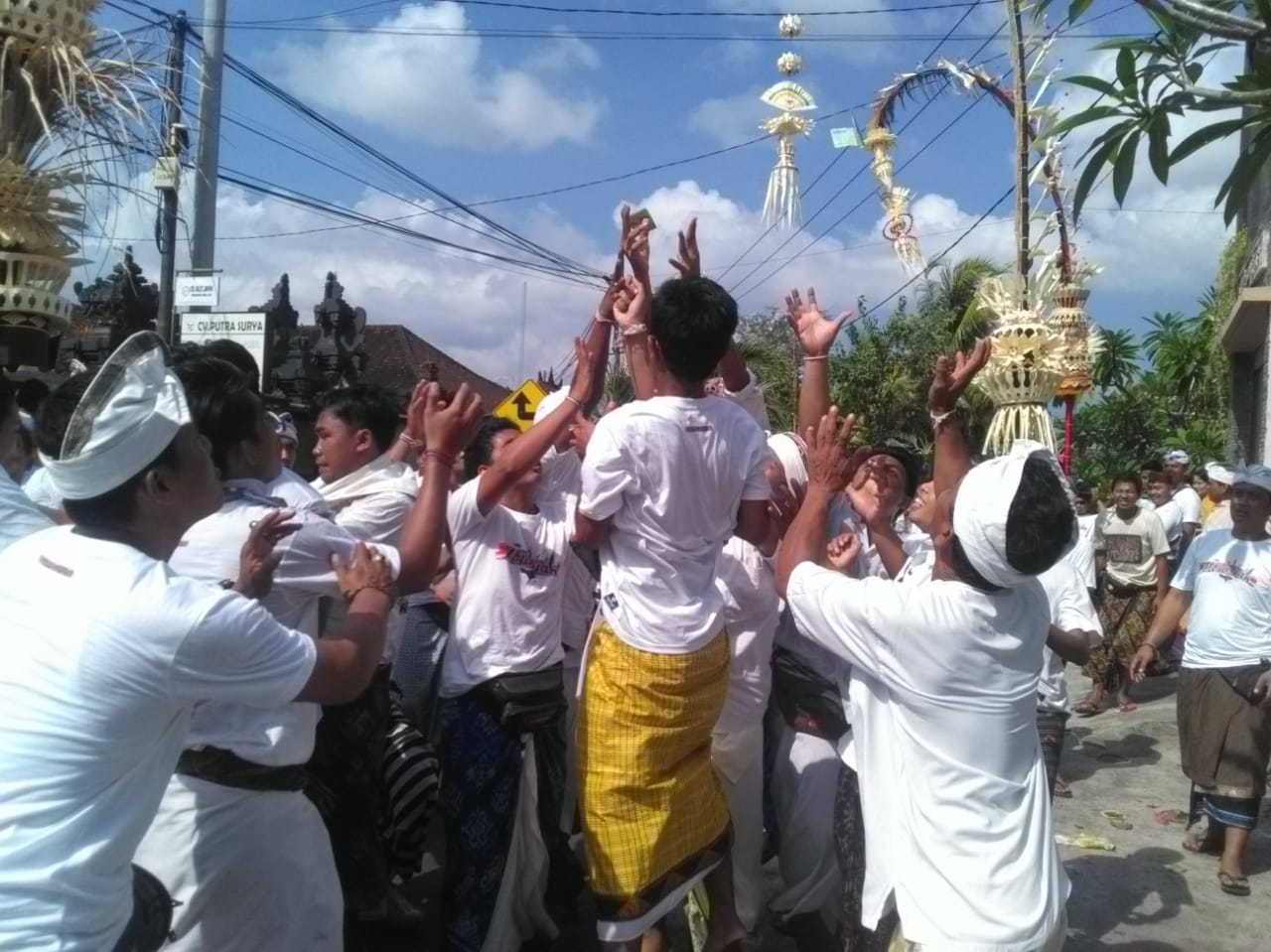 Hari Raya Kuningan, Warga Bongan Gelar Tradisi Mesuryak – Kilas Bali