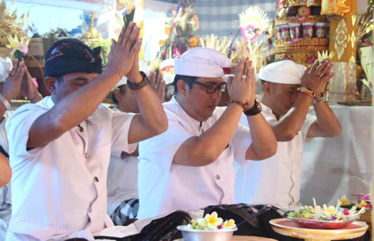 Karya Agung Ngenteg Linggih di Pura Dalem lan Prajapati DP Nyuh Gading ...