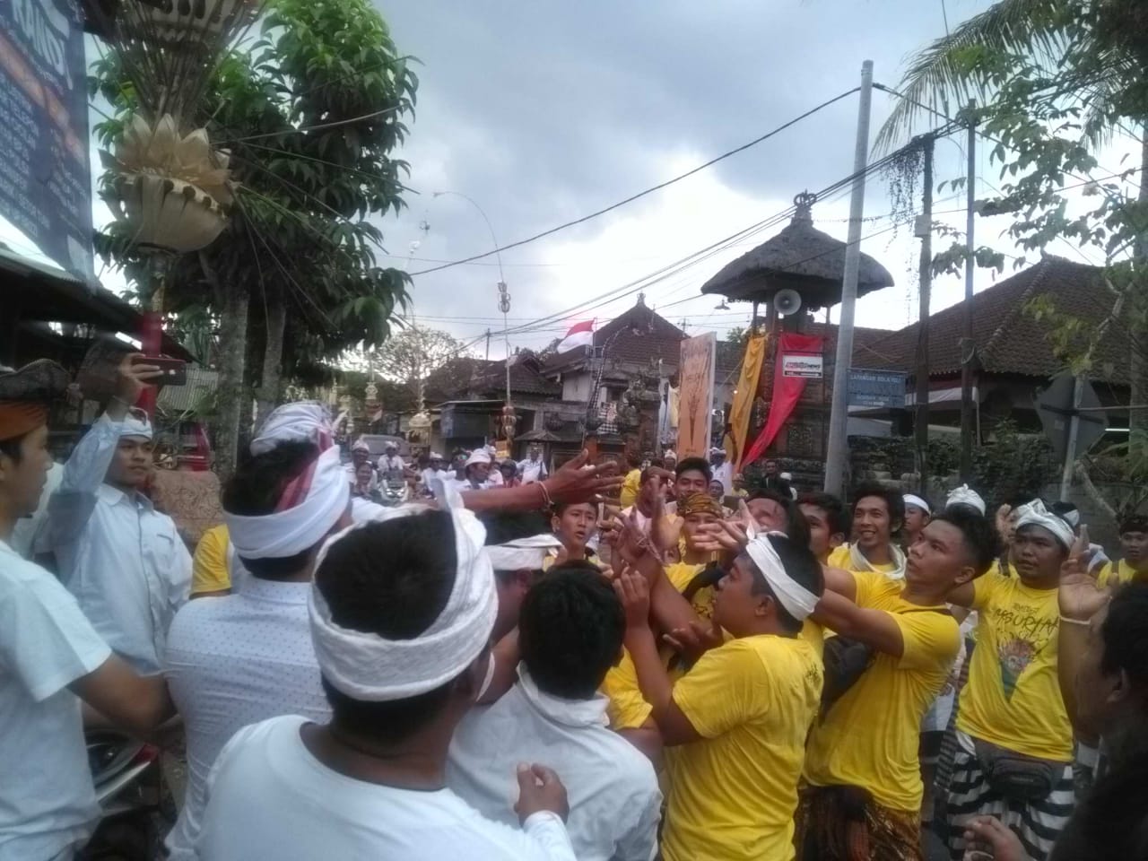 Warga Banjar Bongan Gede Tumpah Ruah Ikuti Tradisi Mesuryak – Kilas Bali