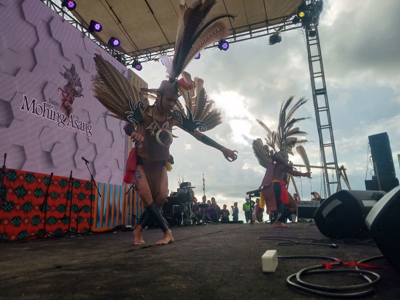 Tari Mohing Asang di Pantai Bali – Kilas Bali