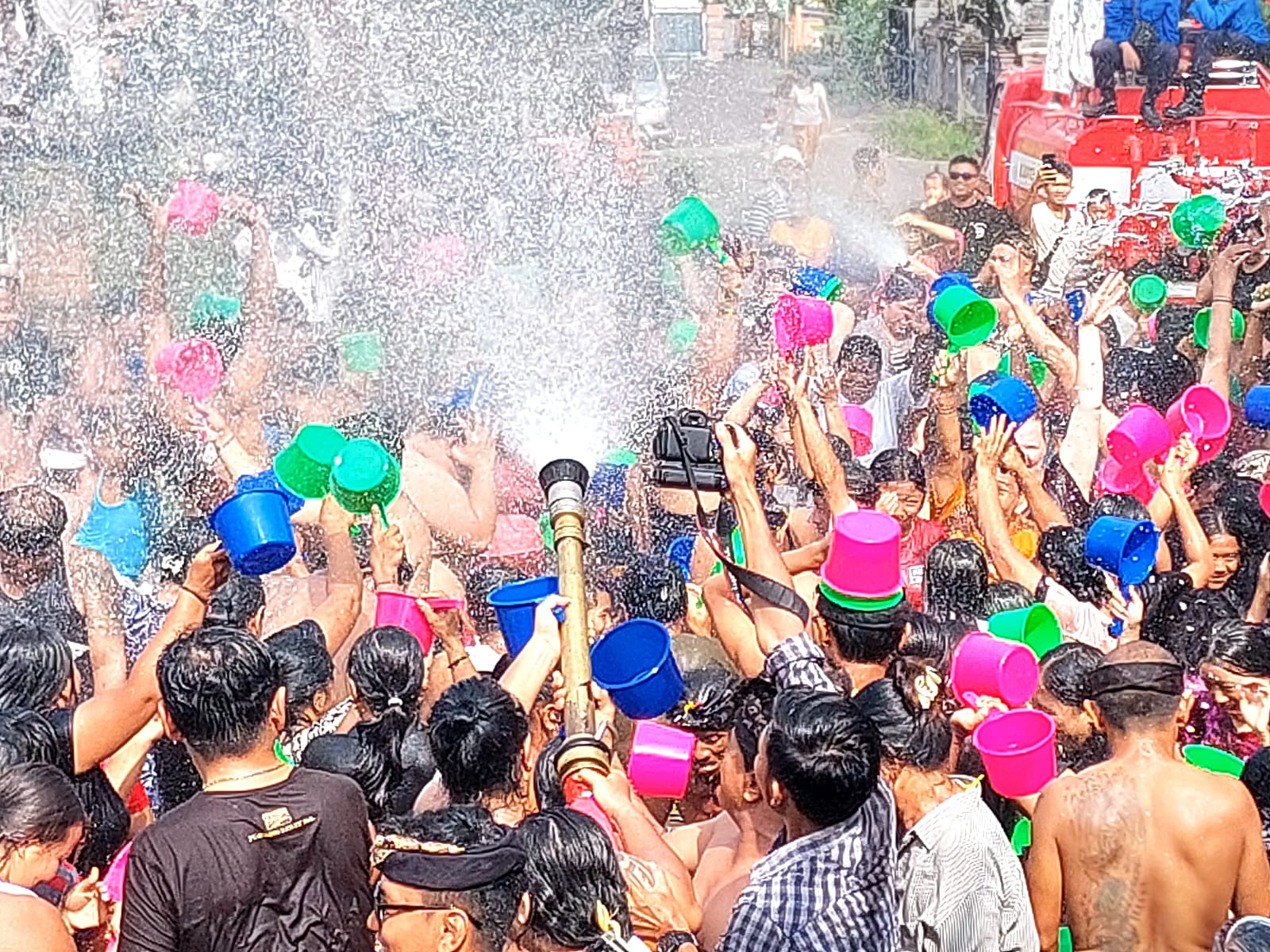 Makna Dibalik Festival Air Suwat, Begini Keseruan ‘Siat Yeh’ Warga ...